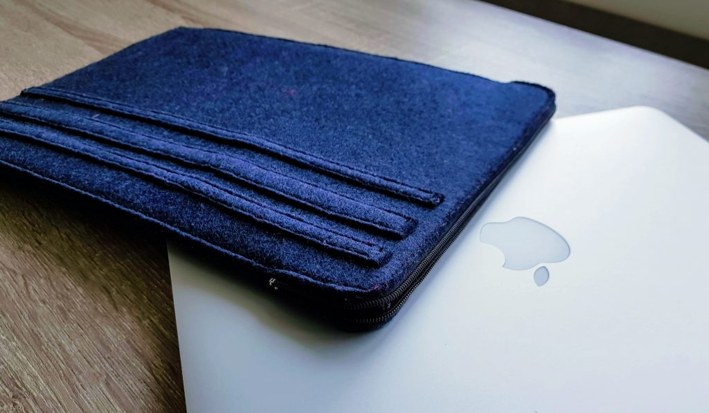 Datora mape no filca ar rāvējslēdzēju – Kremi