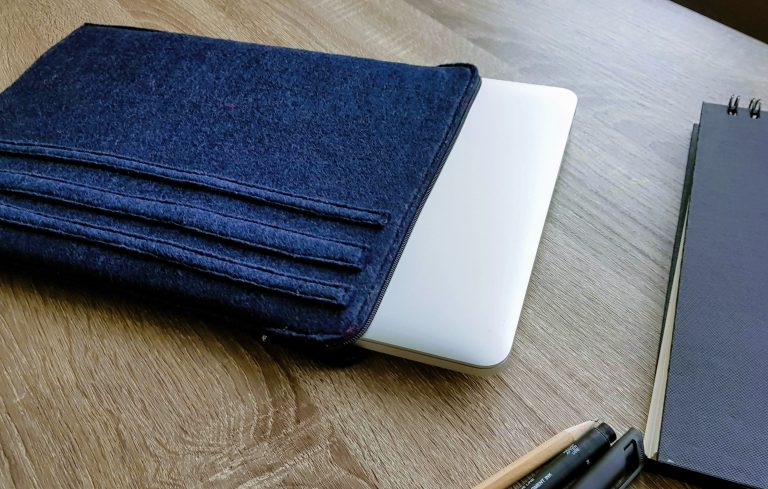 Datora mape no filca ar rāvējslēdzēju – Kremi